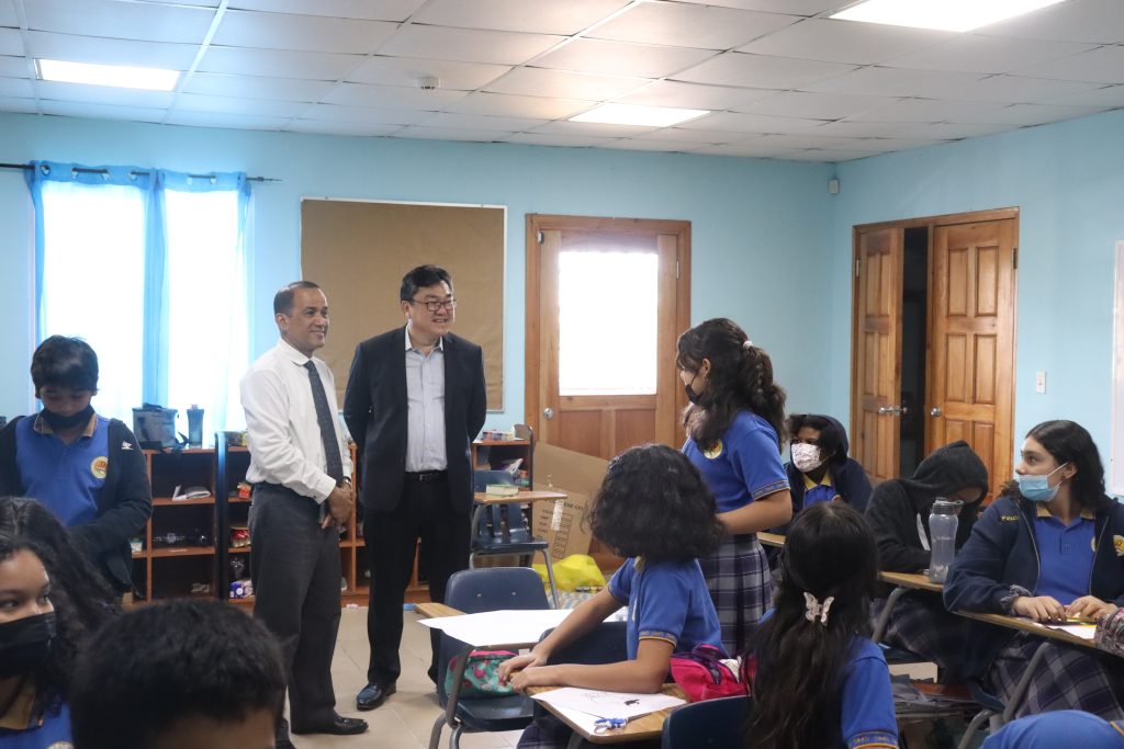 Visita del director gerencial de Publicaciones Educativas Alston, Sr ...